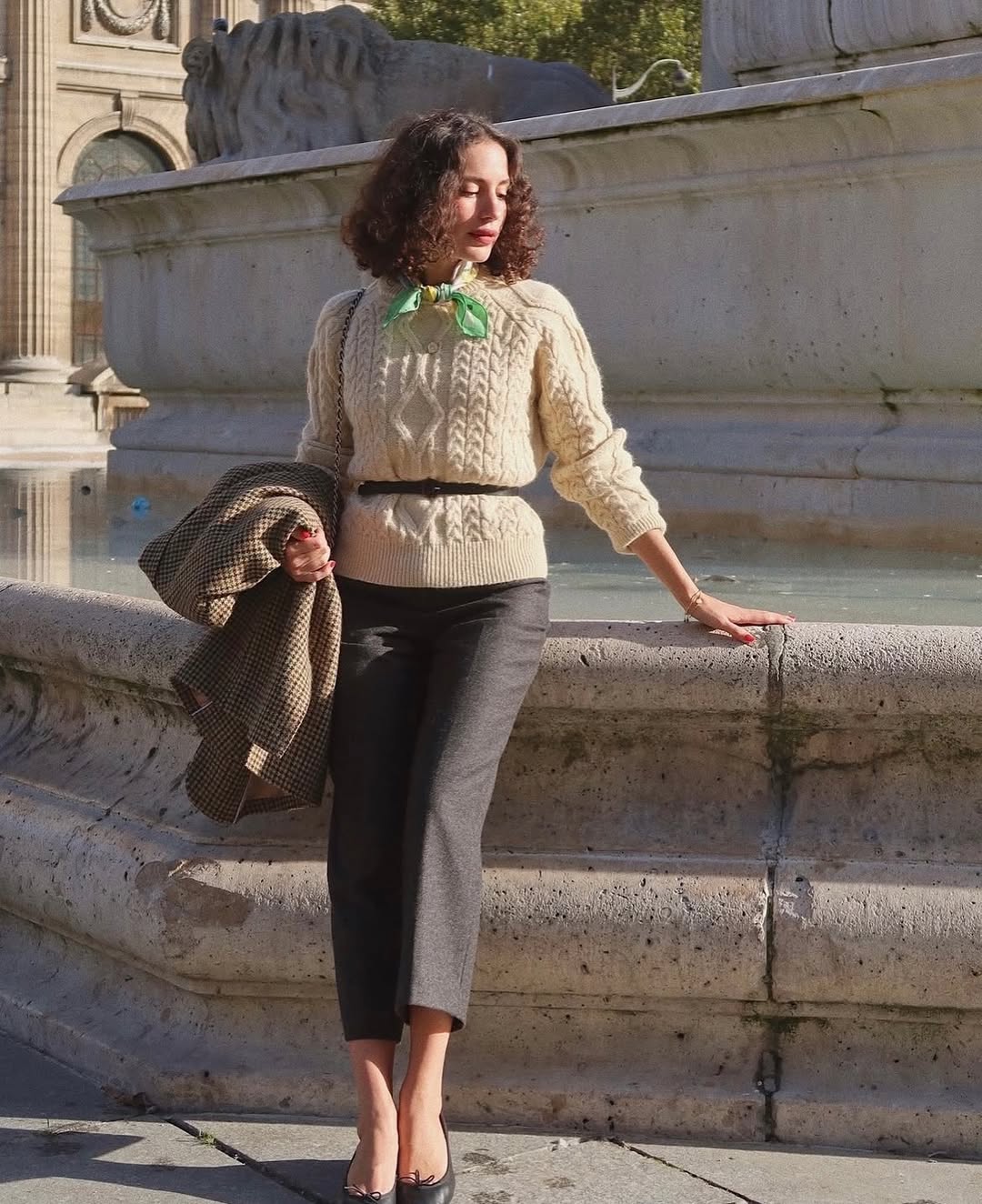 How To Dress Like A French Woman (AND Classic French Outfit Ideas)