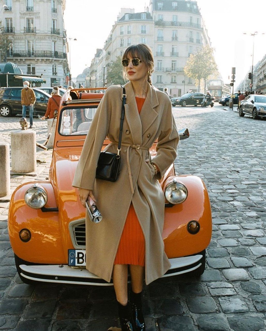 How To Dress Like A French Woman (AND Classic French Outfit Ideas)
