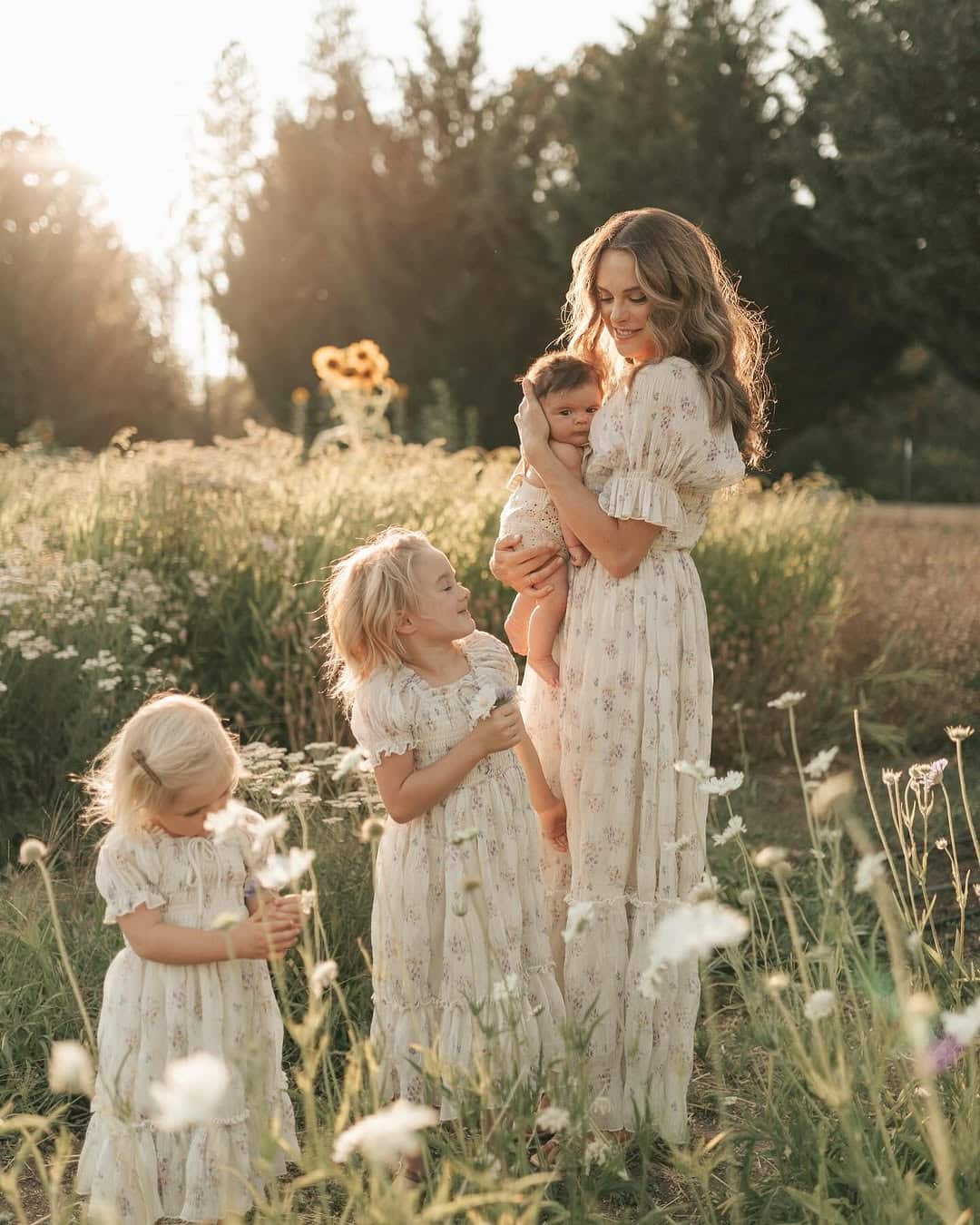 15+ Perfect Neutral Family Photo Outfits For Timeless Portraits