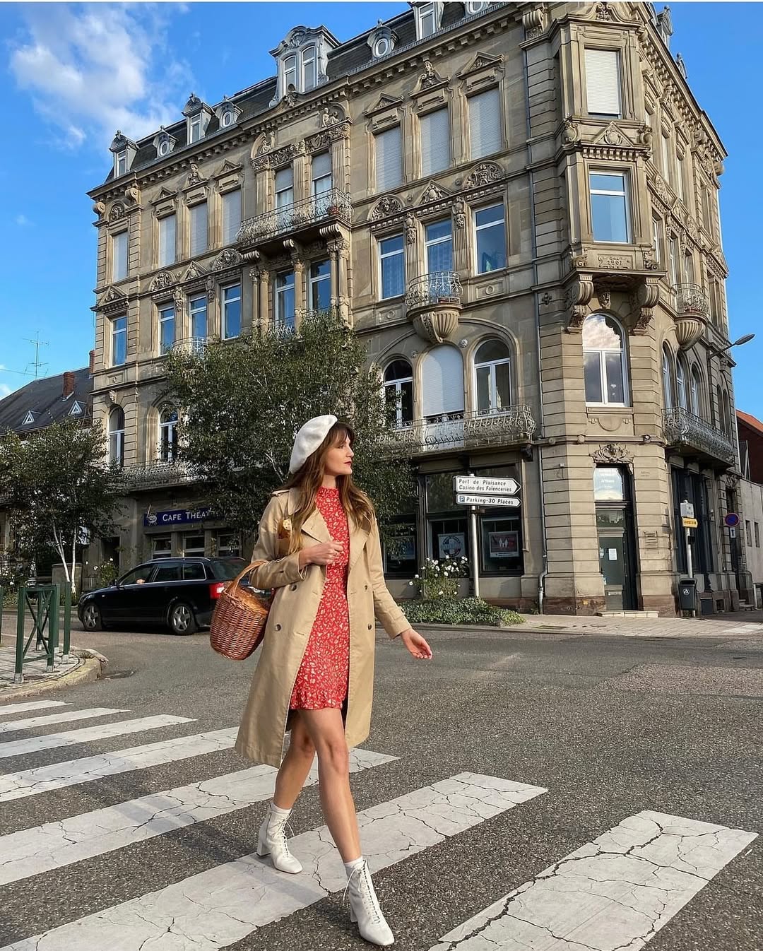 How To Dress Like A French Woman (AND Classic French Outfit Ideas)