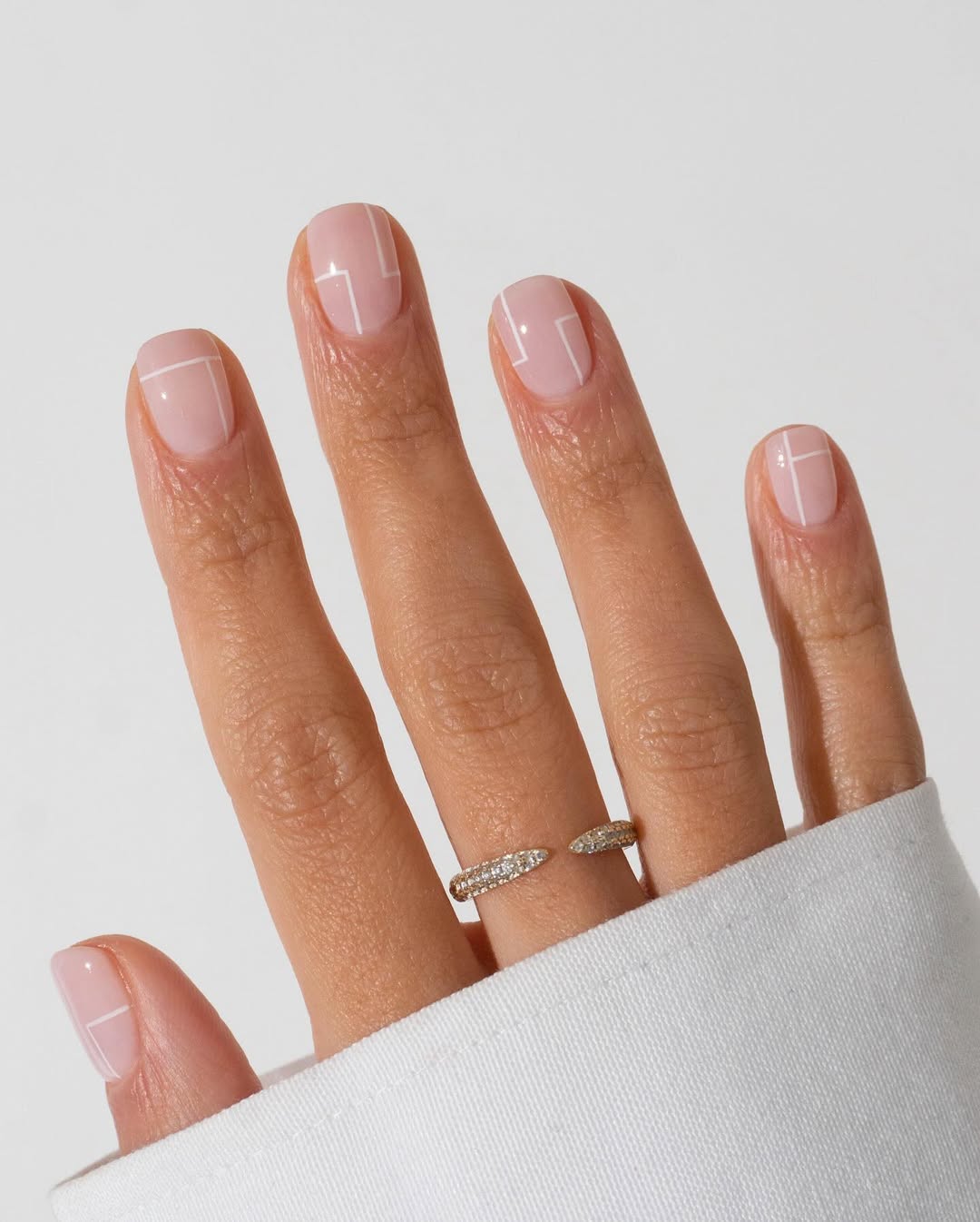 I'm Obsessed With These Super Chic Minimalist Nails!