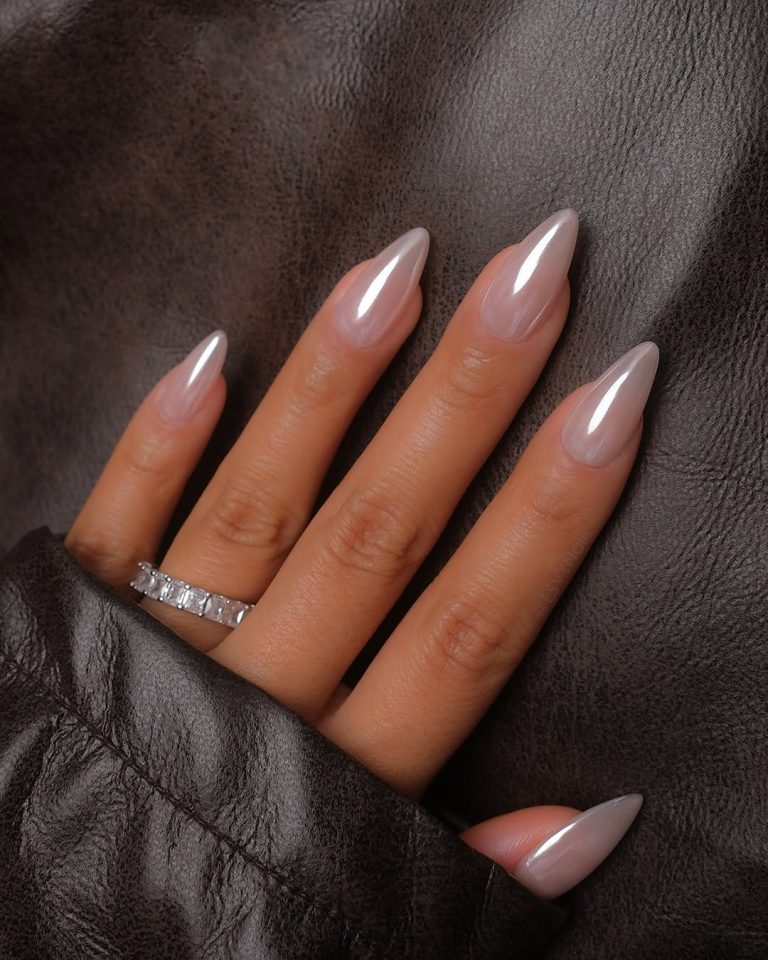 I'm Obsessed With These Super Chic Minimalist Nails!