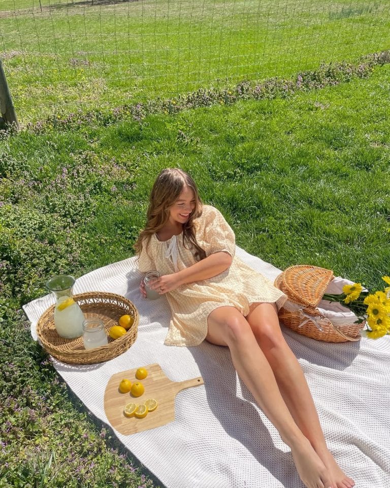 17+ Picnic Outfits That Are as Cute as They Are Comfy