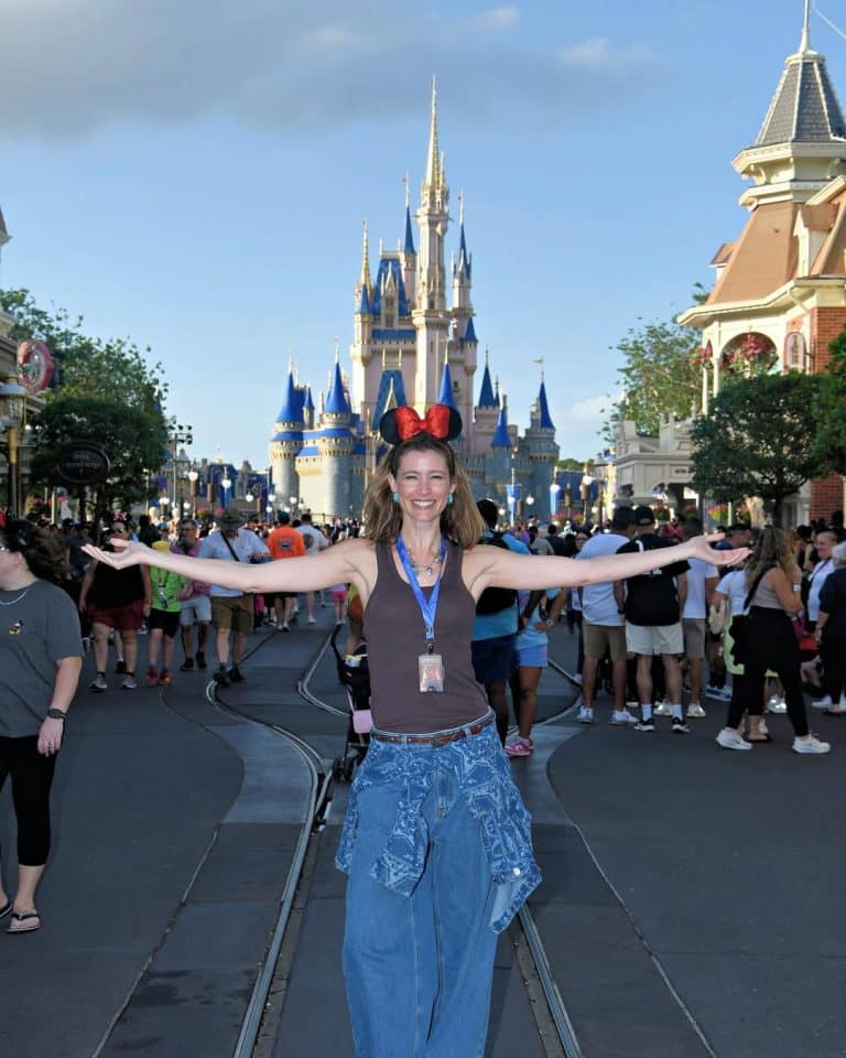 19+ Disney Mom Outfits That Are Cute and Practical